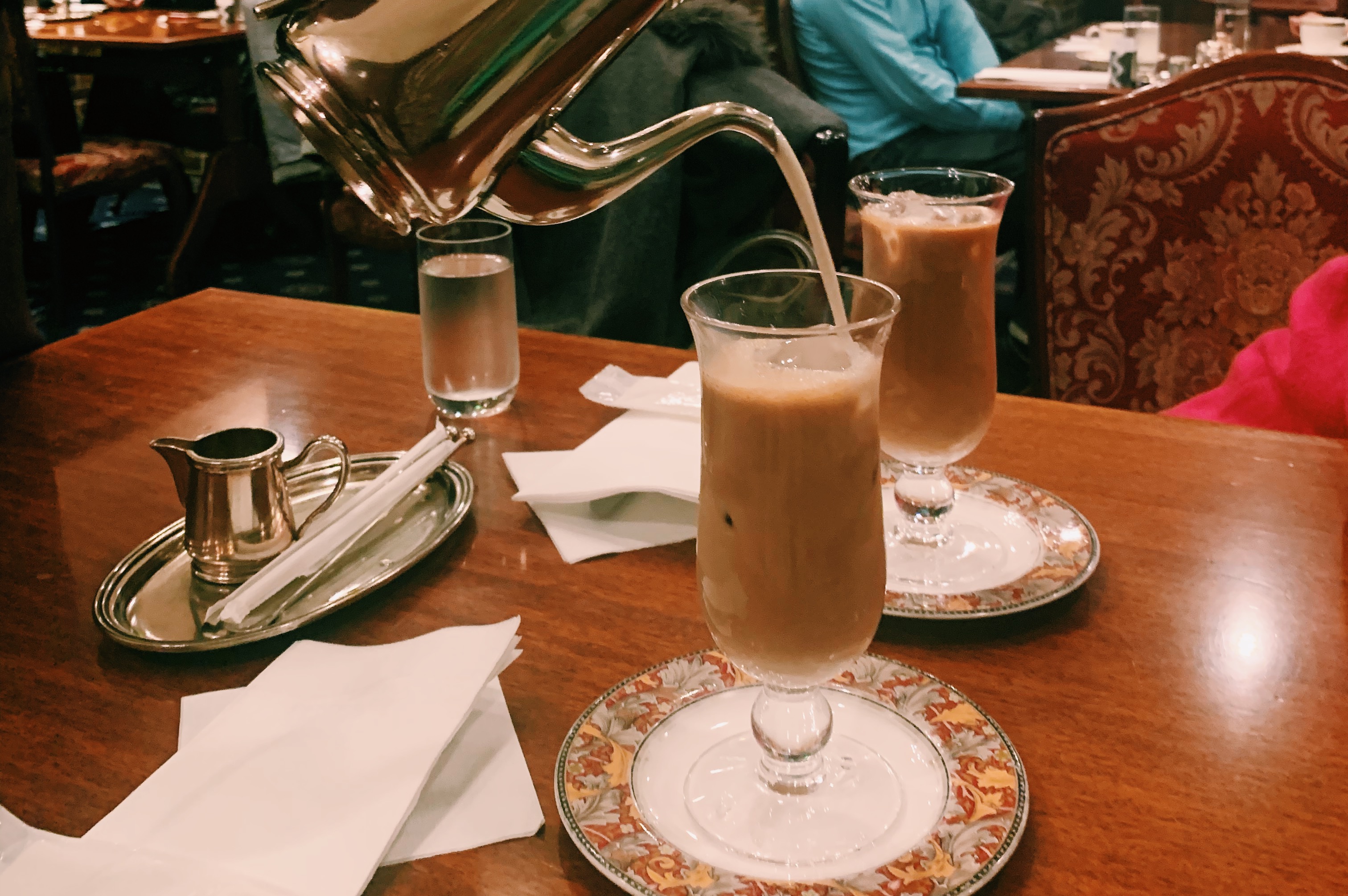 昭和からつづく、回転扉のレトロな老舗喫茶トリコロール本店 | Ramip